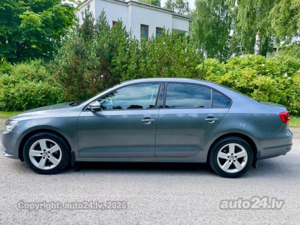 Pelēks Volkswagen Jetta 2015 Tallina, ar dzinēja tilpumu 1.20 L un nobraukumu 103 tūkst. km par 7900 €, foto 6 vietnē AUTOMOTO.COM.LV