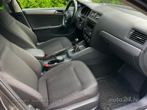 Pelēks Volkswagen Jetta 2015 Tallina, ar dzinēja tilpumu 1.20 L un nobraukumu 103 tūkst. km par 7900 €, foto 9 vietnē AUTOMOTO.COM.LV