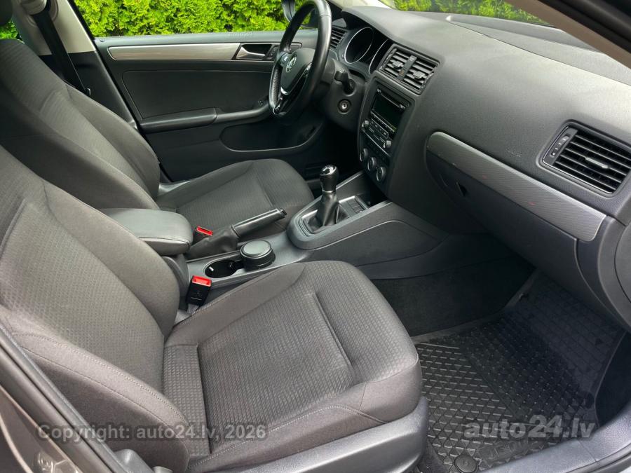Pelēks Volkswagen Jetta 2015 Tallina, ar dzinēja tilpumu 1.20 L un nobraukumu 103 tūkst. km par 7900 €, foto 9 vietnē AUTOMOTO.COM.LV