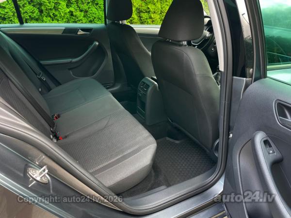 Pelēks Volkswagen Jetta 2015 Tallina, ar dzinēja tilpumu 1.20 L un nobraukumu 103 tūkst. km par 7900 €, foto 9 vietnē AUTOMOTO.COM.LV
