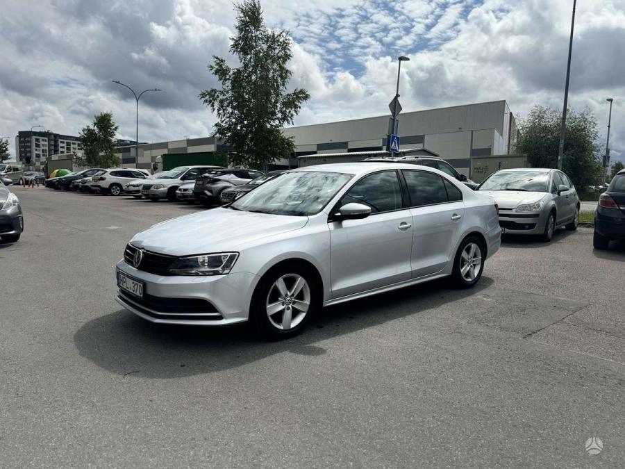 Grey Volkswagen Jetta 2015 in Vilnius, with an engine capacity of 1.97 L and mileage of 250 thousand km for 5499 €, photo 1 on AUTOMOTO.COM.LV