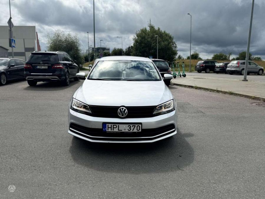Grey Volkswagen Jetta 2015 in Vilnius, with an engine capacity of 1.97 L and mileage of 250 thousand km for 5499 €, photo 3 on AUTOMOTO.COM.LV