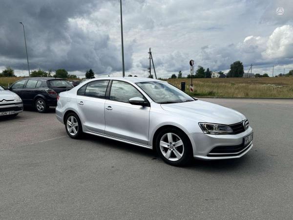 Grey Volkswagen Jetta 2015 in Vilnius, with an engine capacity of 1.97 L and mileage of 250 thousand km for 5499 €, photo 3 on AUTOMOTO.COM.LV