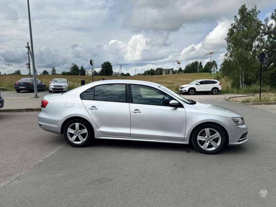 Grey Volkswagen Jetta 2015 in Vilnius, with an engine capacity of 1.97 L and mileage of 250 thousand km for 5499 €, photo 5 on AUTOMOTO.COM.LV