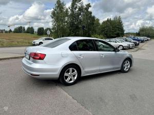 Grey Volkswagen Jetta 2015 in Vilnius, with an engine capacity of 1.97 L and mileage of 250 thousand km for 5499 €, photo 6 on AUTOMOTO.COM.LV