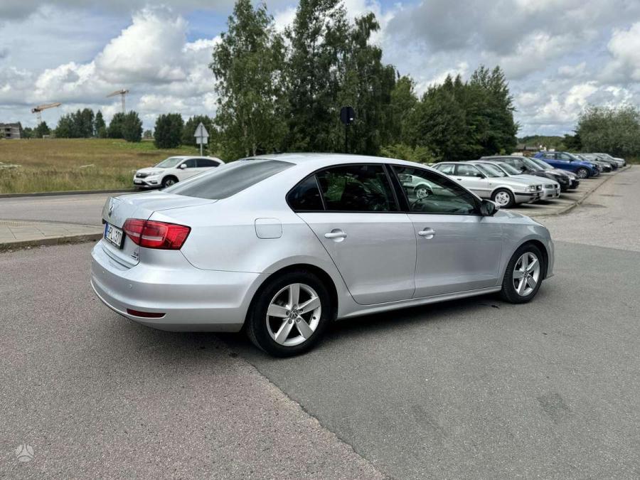 Grey Volkswagen Jetta 2015 in Vilnius, with an engine capacity of 1.97 L and mileage of 250 thousand km for 5499 €, photo 6 on AUTOMOTO.COM.LV