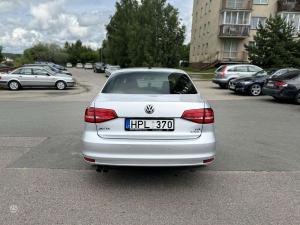 Grey Volkswagen Jetta 2015 in Vilnius, with an engine capacity of 1.97 L and mileage of 250 thousand km for 5499 €, photo 7 on AUTOMOTO.COM.LV