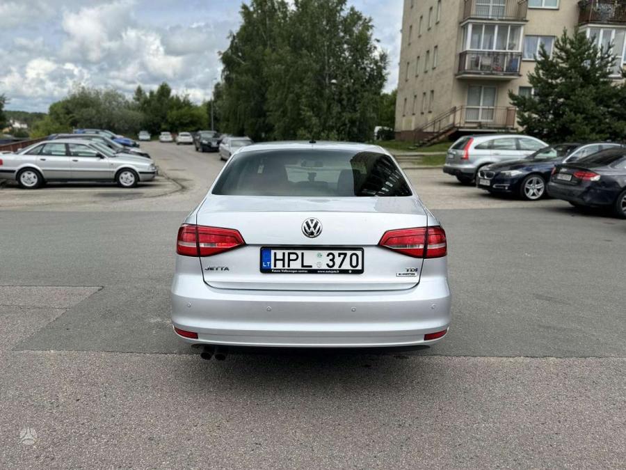 Grey Volkswagen Jetta 2015 in Vilnius, with an engine capacity of 1.97 L and mileage of 250 thousand km for 5499 €, photo 7 on AUTOMOTO.COM.LV