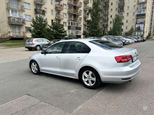 Grey Volkswagen Jetta 2015 in Vilnius, with an engine capacity of 1.97 L and mileage of 250 thousand km for 5499 €, photo 8 on AUTOMOTO.COM.LV