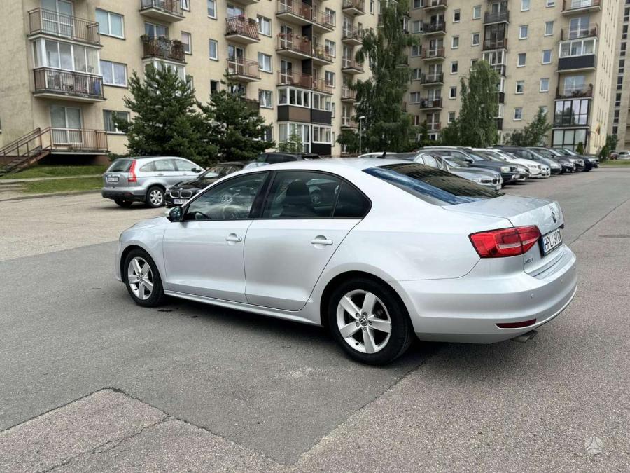 Grey Volkswagen Jetta 2015 in Vilnius, with an engine capacity of 1.97 L and mileage of 250 thousand km for 5499 €, photo 8 on AUTOMOTO.COM.LV
