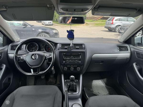 Grey Volkswagen Jetta 2015 in Vilnius, with an engine capacity of 1.97 L and mileage of 250 thousand km for 5499 €, photo 10 on AUTOMOTO.COM.LV