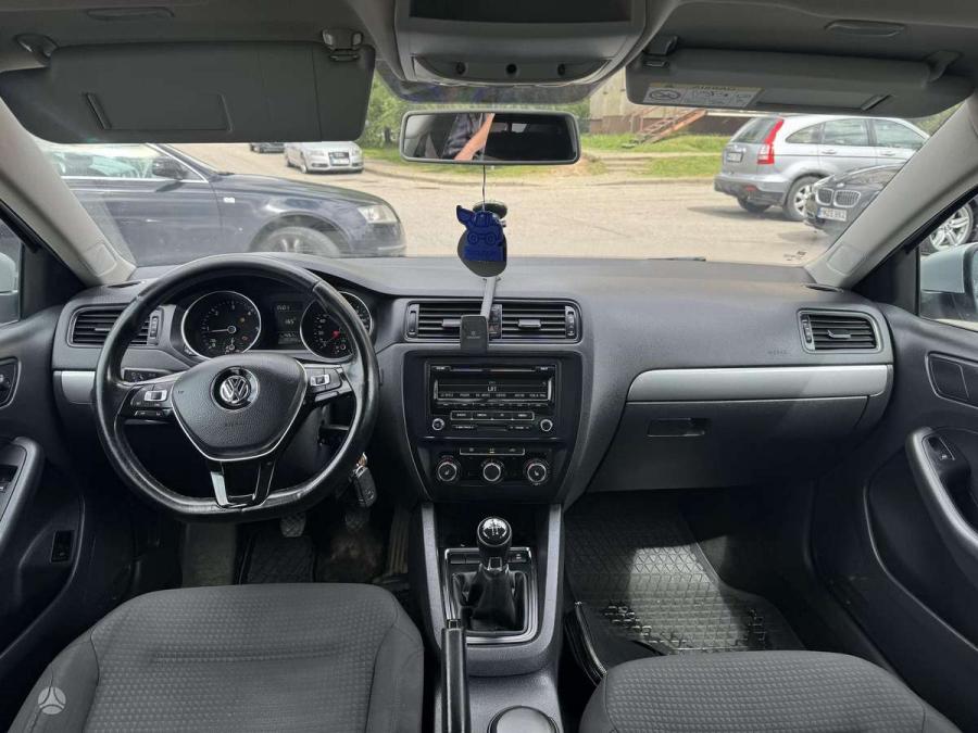Grey Volkswagen Jetta 2015 in Vilnius, with an engine capacity of 1.97 L and mileage of 250 thousand km for 5499 €, photo 11 on AUTOMOTO.COM.LV