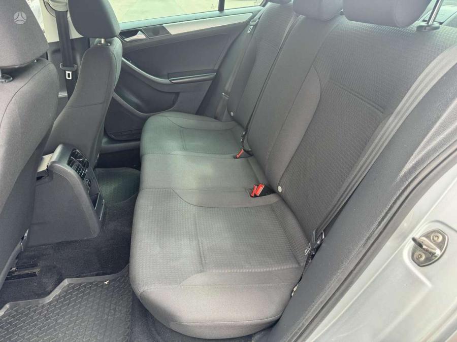 Grey Volkswagen Jetta 2015 in Vilnius, with an engine capacity of 1.97 L and mileage of 250 thousand km for 5499 €, photo 12 on AUTOMOTO.COM.LV
