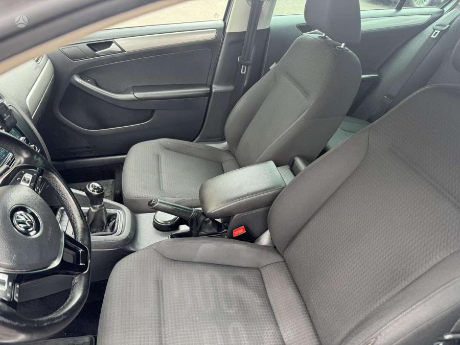 Grey Volkswagen Jetta 2015 in Vilnius, with an engine capacity of 1.97 L and mileage of 250 thousand km for 5499 €, photo 13 on AUTOMOTO.COM.LV