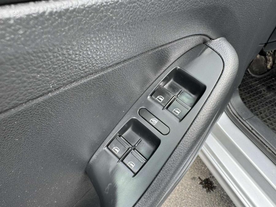 Grey Volkswagen Jetta 2015 in Vilnius, with an engine capacity of 1.97 L and mileage of 250 thousand km for 5499 €, photo 14 on AUTOMOTO.COM.LV