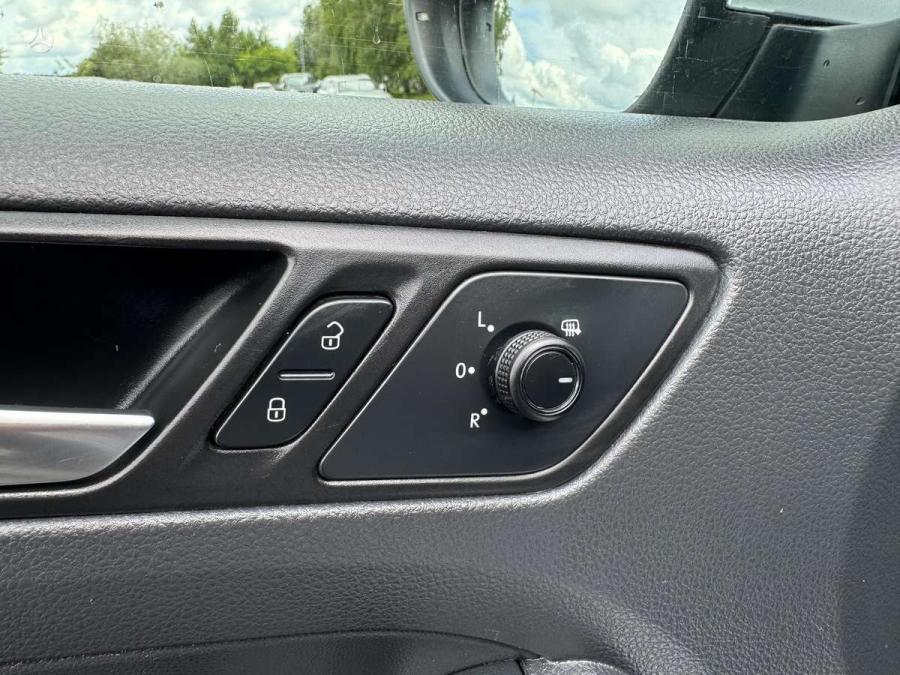 Grey Volkswagen Jetta 2015 in Vilnius, with an engine capacity of 1.97 L and mileage of 250 thousand km for 5499 €, photo 15 on AUTOMOTO.COM.LV