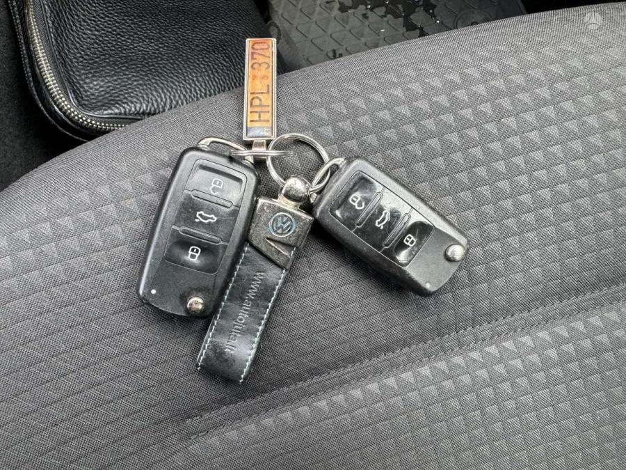 Grey Volkswagen Jetta 2015 in Vilnius, with an engine capacity of 1.97 L and mileage of 250 thousand km for 5499 €, photo 20 on AUTOMOTO.COM.LV