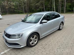 Grey Volkswagen Jetta 2015 in Riga, with an engine capacity of 2.00 L and mileage of 380 thousand km for 4300 €, photo 3 on AUTOMOTO.COM.LV