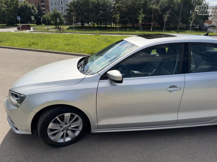 Pelēks Volkswagen Jetta 2015 Kauņa, ar dzinēja tilpumu 1.80 L un nobraukumu 137 tūkst. km par 6800 €, foto 5 vietnē AUTOMOTO.COM.LV