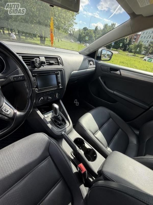 Grey Volkswagen Jetta 2015 in Kaunas, with an engine capacity of 1.80 L and mileage of 137 thousand km for 6800 €, photo 9 on AUTOMOTO.COM.LV