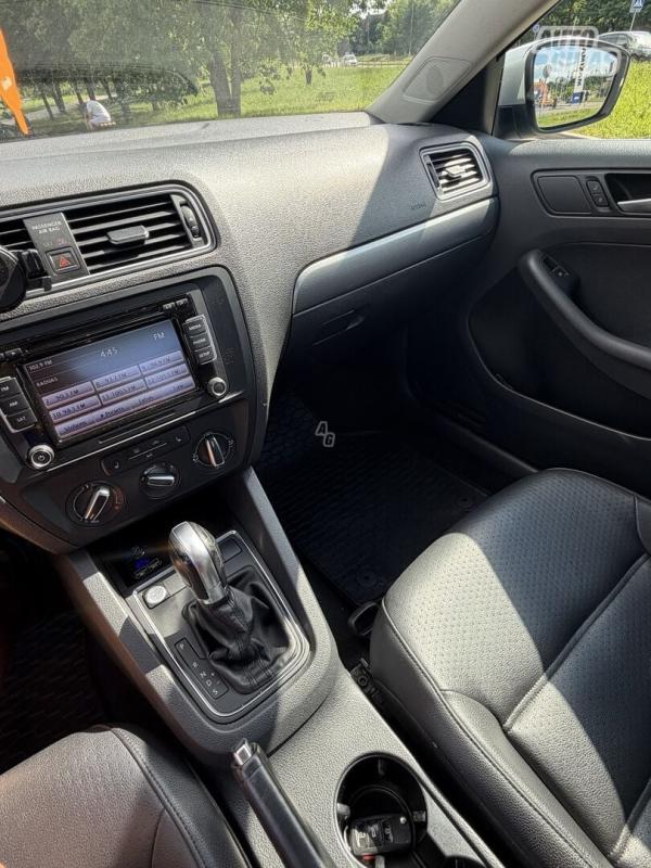 Grey Volkswagen Jetta 2015 in Kaunas, with an engine capacity of 1.80 L and mileage of 137 thousand km for 6800 €, photo 10 on AUTOMOTO.COM.LV