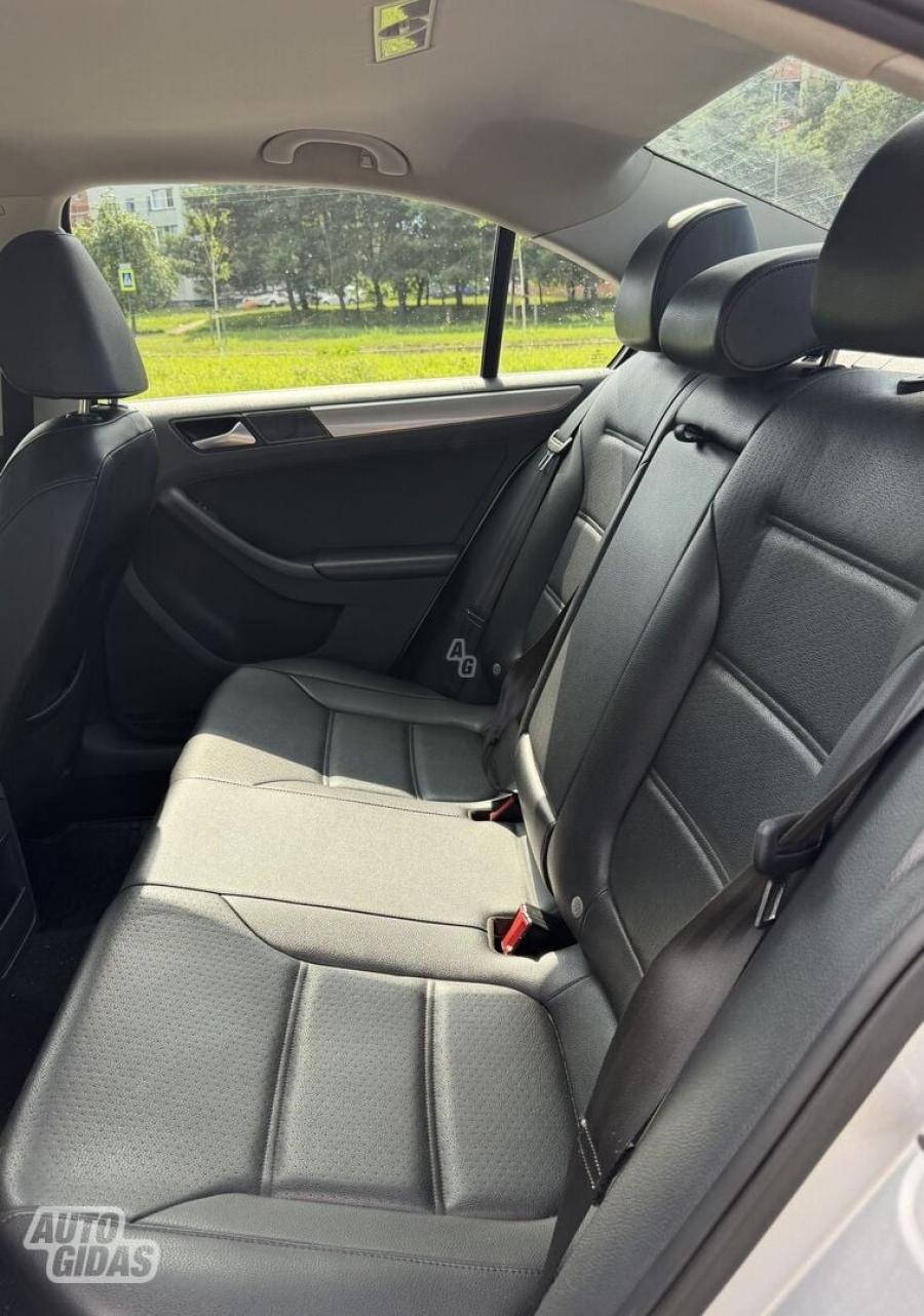 Pelēks Volkswagen Jetta 2015 Kauņa, ar dzinēja tilpumu 1.80 L un nobraukumu 137 tūkst. km par 6800 €, foto 12 vietnē AUTOMOTO.COM.LV
