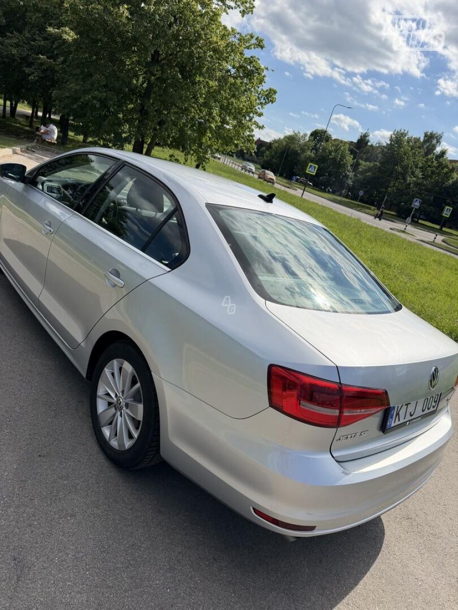 Grey Volkswagen Jetta 2015 in Kaunas, with an engine capacity of 1.80 L and mileage of 137 thousand km for 6800 €, photo 3 on AUTOMOTO.COM.LV