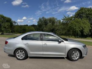 Grey Volkswagen Jetta 2015 in Kaunas, with an engine capacity of 1.80 L and mileage of 137 thousand km for 6800 €, photo 8 on AUTOMOTO.COM.LV