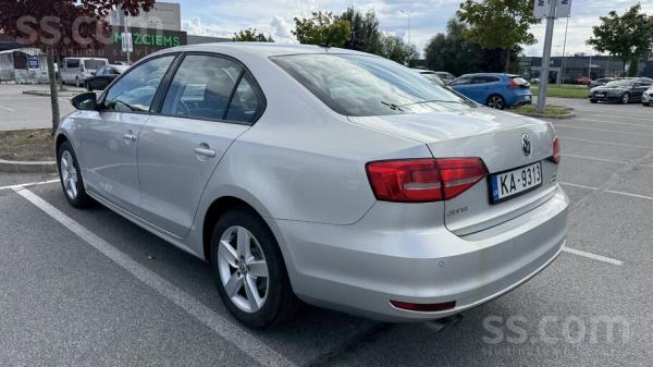 Pelēks Volkswagen Jetta 2015 Rīga, ar dzinēja tilpumu 1.40 L un nobraukumu 112 tūkst. km par 4000 €, foto 2 vietnē AUTOMOTO.COM.LV