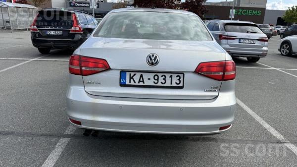 Pelēks Volkswagen Jetta 2015 Rīga, ar dzinēja tilpumu 1.40 L un nobraukumu 112 tūkst. km par 4000 €, foto 3 vietnē AUTOMOTO.COM.LV