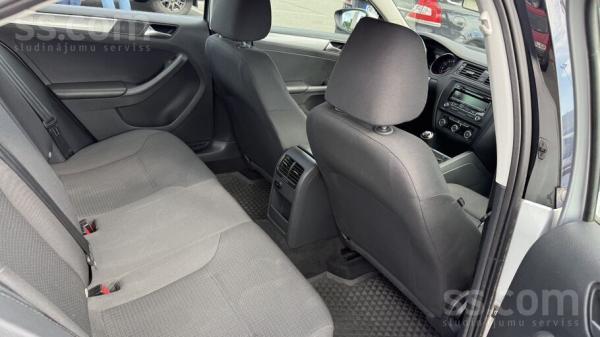 Pelēks Volkswagen Jetta 2015 Rīga, ar dzinēja tilpumu 1.40 L un nobraukumu 112 tūkst. km par 4000 €, foto 9 vietnē AUTOMOTO.COM.LV
