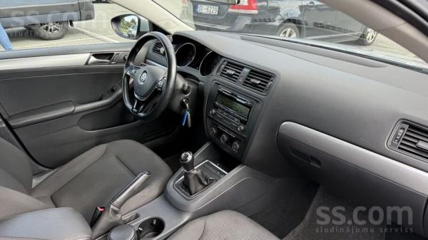 Pelēks Volkswagen Jetta 2015 Rīga, ar dzinēja tilpumu 1.40 L un nobraukumu 112 tūkst. km par 4000 €, foto 10 vietnē AUTOMOTO.COM.LV
