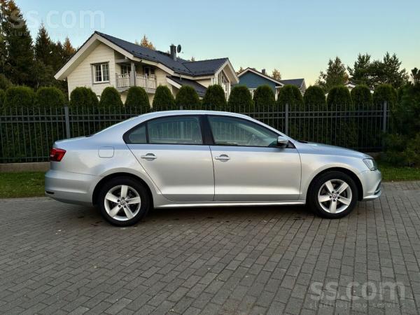 Pelēks Volkswagen Jetta 2015 Rīga, ar dzinēja tilpumu 1.40 L un nobraukumu 110 tūkst. km par 5900 €, foto 6 vietnē AUTOMOTO.COM.LV