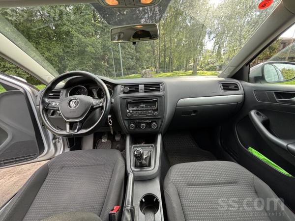 Grey Volkswagen Jetta 2015 in Jurmala, with an engine capacity of 1.40 L and mileage of 188 thousand km for 4900 €, photo 11 on AUTOMOTO.COM.LV