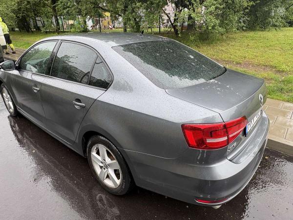 Pelēks Volkswagen Jetta 2015 Viļņa, ar dzinēja tilpumu 1.40 L un nobraukumu 269 tūkst. km par 6300 €, foto 3 vietnē AUTOMOTO.COM.LV