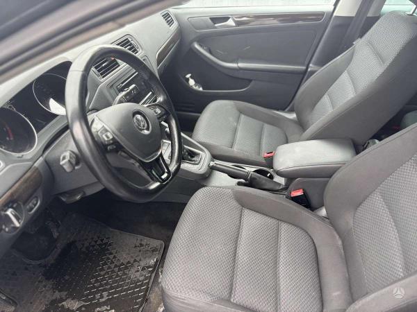 Pelēks Volkswagen Jetta 2015 Viļņa, ar dzinēja tilpumu 1.40 L un nobraukumu 269 tūkst. km par 6300 €, foto 7 vietnē AUTOMOTO.COM.LV