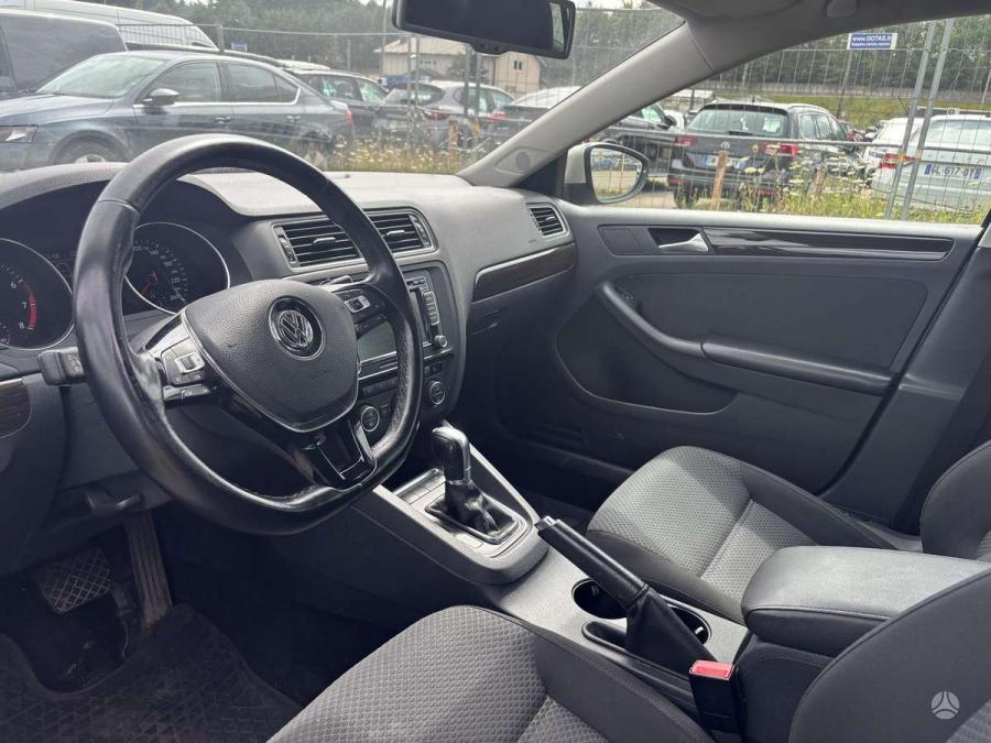 Pelēks Volkswagen Jetta 2015 Viļņa, ar dzinēja tilpumu 1.40 L un nobraukumu 162 tūkst. km par 6200 €, foto 7 vietnē AUTOMOTO.COM.LV