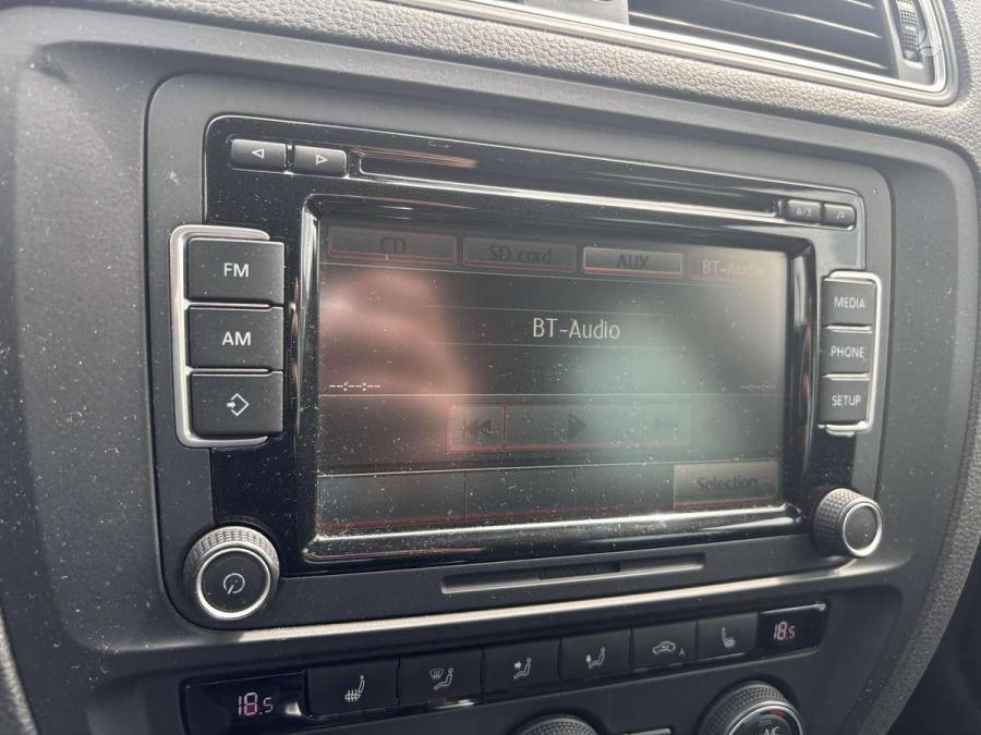 Pelēks Volkswagen Jetta 2015 Viļņa, ar dzinēja tilpumu 1.40 L un nobraukumu 162 tūkst. km par 6200 €, foto 12 vietnē AUTOMOTO.COM.LV