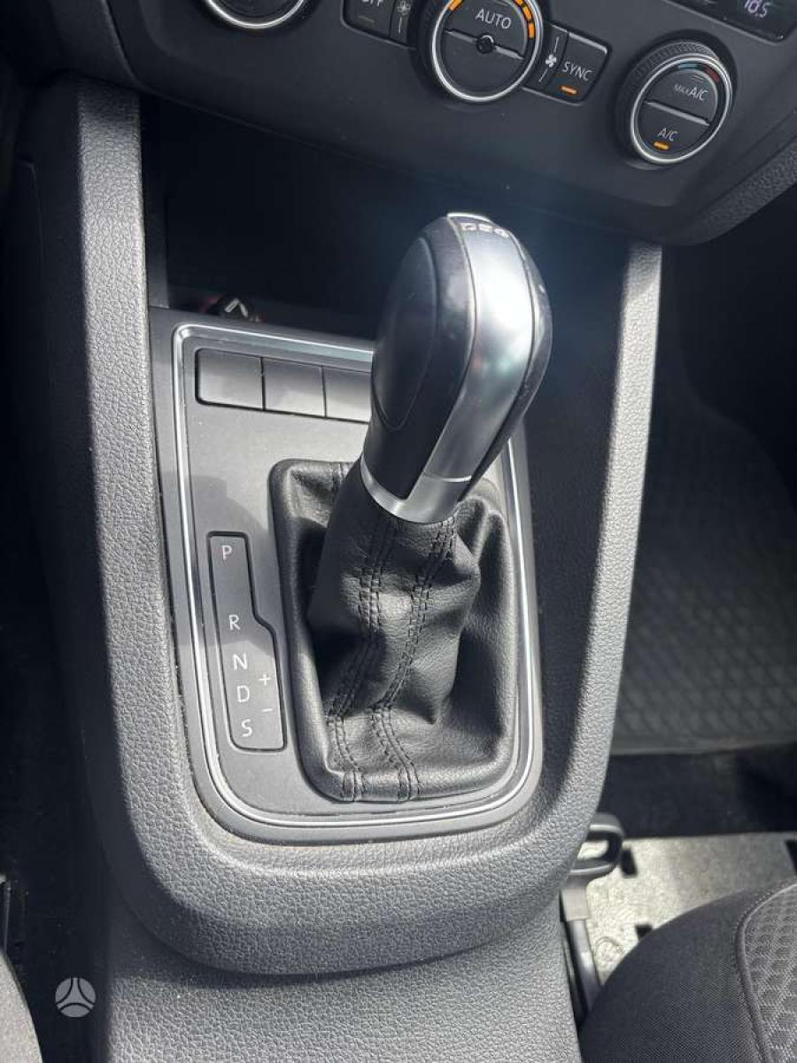 Pelēks Volkswagen Jetta 2015 Viļņa, ar dzinēja tilpumu 1.40 L un nobraukumu 162 tūkst. km par 6200 €, foto 15 vietnē AUTOMOTO.COM.LV