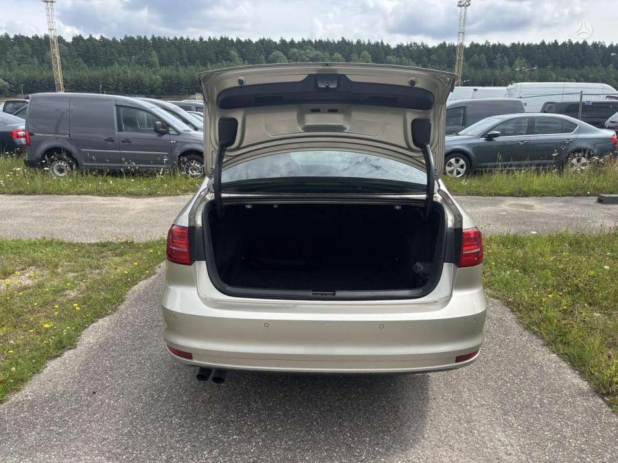 Pelēks Volkswagen Jetta 2015 Viļņa, ar dzinēja tilpumu 1.40 L un nobraukumu 162 tūkst. km par 6200 €, foto 18 vietnē AUTOMOTO.COM.LV