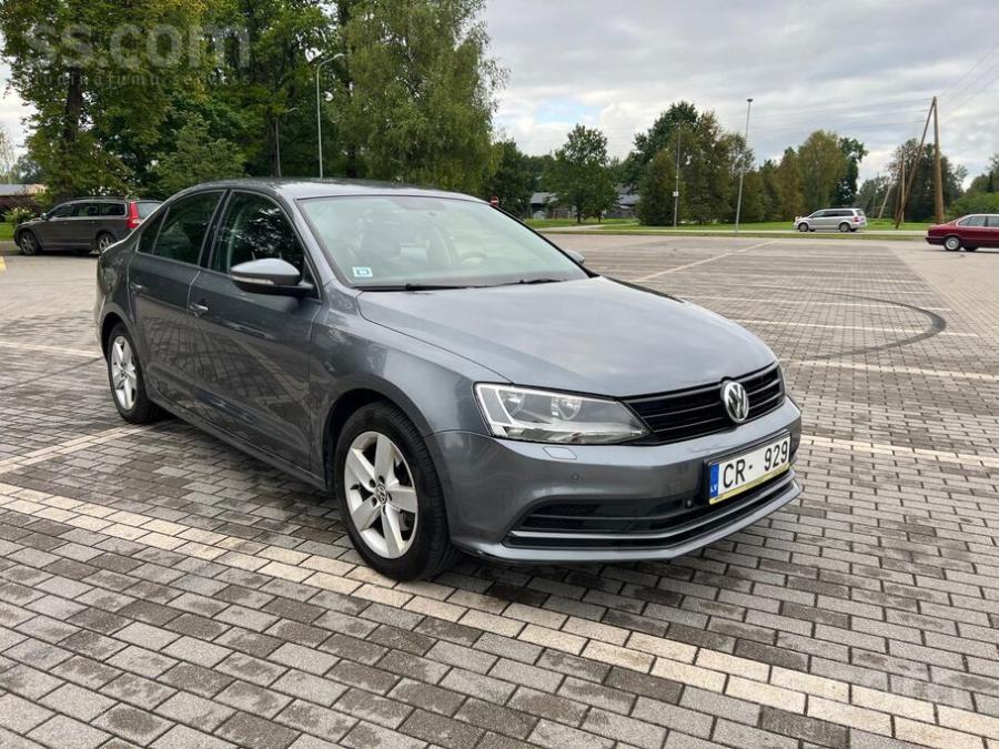 Pelēks Volkswagen Jetta 2015 Rīga, ar dzinēja tilpumu 1.40 L un nobraukumu 192 tūkst. km par 5300 €, foto 3 vietnē AUTOMOTO.COM.LV