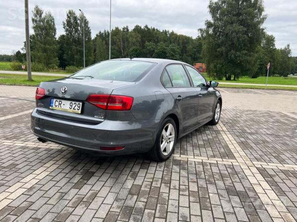 Pelēks Volkswagen Jetta 2015 Rīga, ar dzinēja tilpumu 1.40 L un nobraukumu 192 tūkst. km par 5300 €, foto 4 vietnē AUTOMOTO.COM.LV