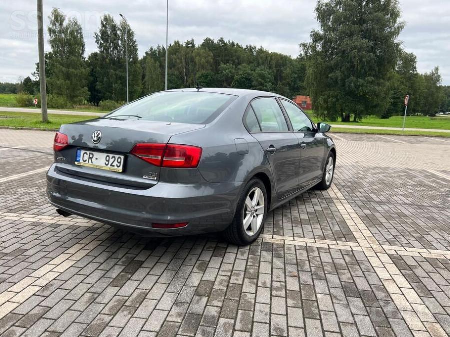 Pelēks Volkswagen Jetta 2015 Rīga, ar dzinēja tilpumu 1.40 L un nobraukumu 192 tūkst. km par 5300 €, foto 4 vietnē AUTOMOTO.COM.LV