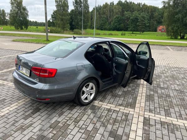 Pelēks Volkswagen Jetta 2015 Rīga, ar dzinēja tilpumu 1.40 L un nobraukumu 192 tūkst. km par 5300 €, foto 5 vietnē AUTOMOTO.COM.LV