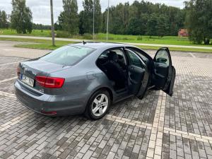 Pelēks Volkswagen Jetta 2015 Rīga, ar dzinēja tilpumu 1.40 L un nobraukumu 192 tūkst. km par 5300 €, foto 5 vietnē AUTOMOTO.COM.LV