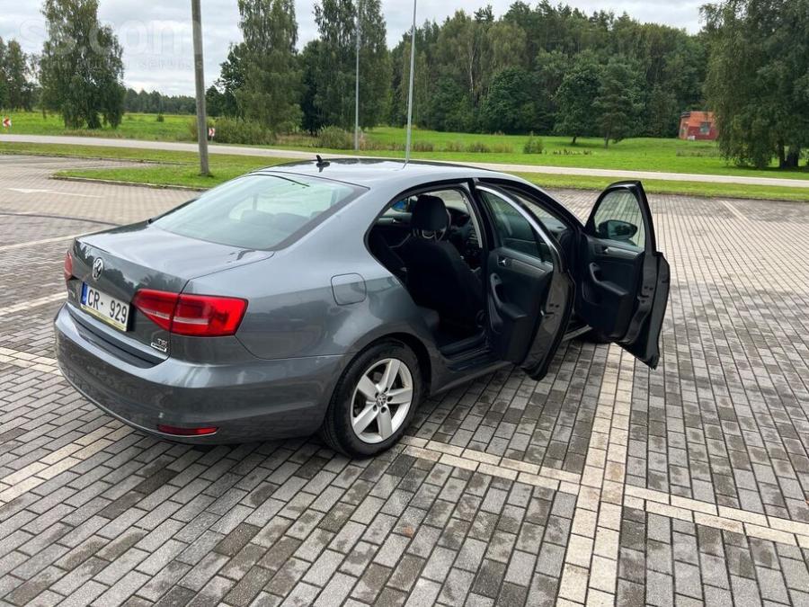 Pelēks Volkswagen Jetta 2015 Rīga, ar dzinēja tilpumu 1.40 L un nobraukumu 192 tūkst. km par 5300 €, foto 5 vietnē AUTOMOTO.COM.LV