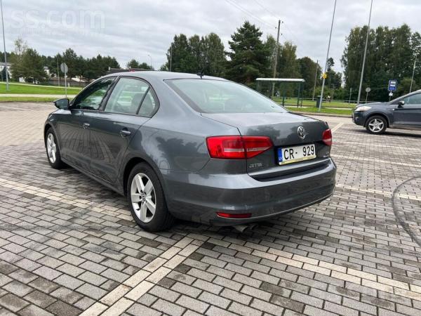 Pelēks Volkswagen Jetta 2015 Rīga, ar dzinēja tilpumu 1.40 L un nobraukumu 192 tūkst. km par 5300 €, foto 6 vietnē AUTOMOTO.COM.LV