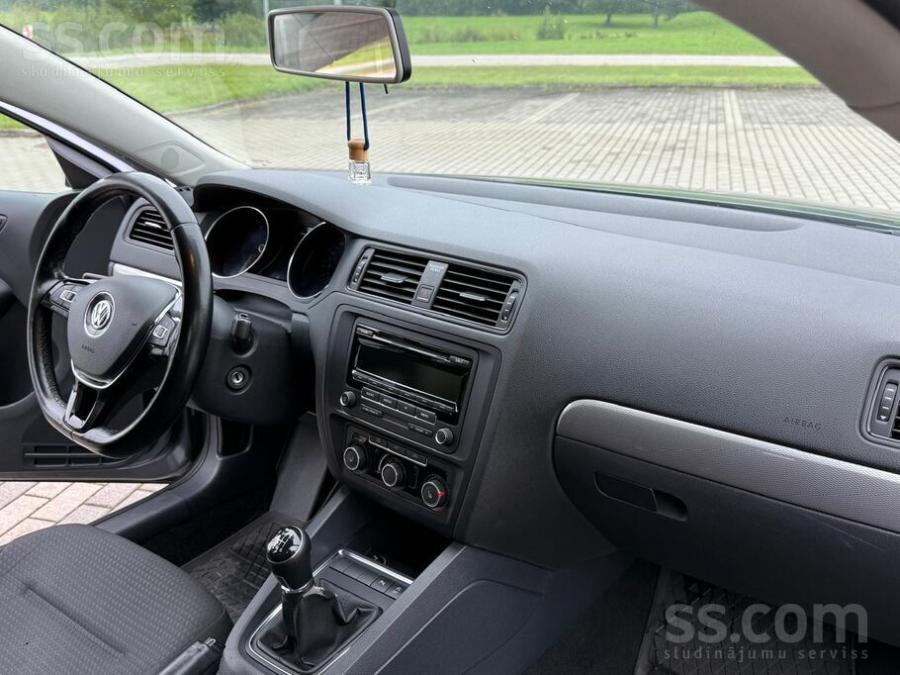 Pelēks Volkswagen Jetta 2015 Rīga, ar dzinēja tilpumu 1.40 L un nobraukumu 192 tūkst. km par 5300 €, foto 10 vietnē AUTOMOTO.COM.LV