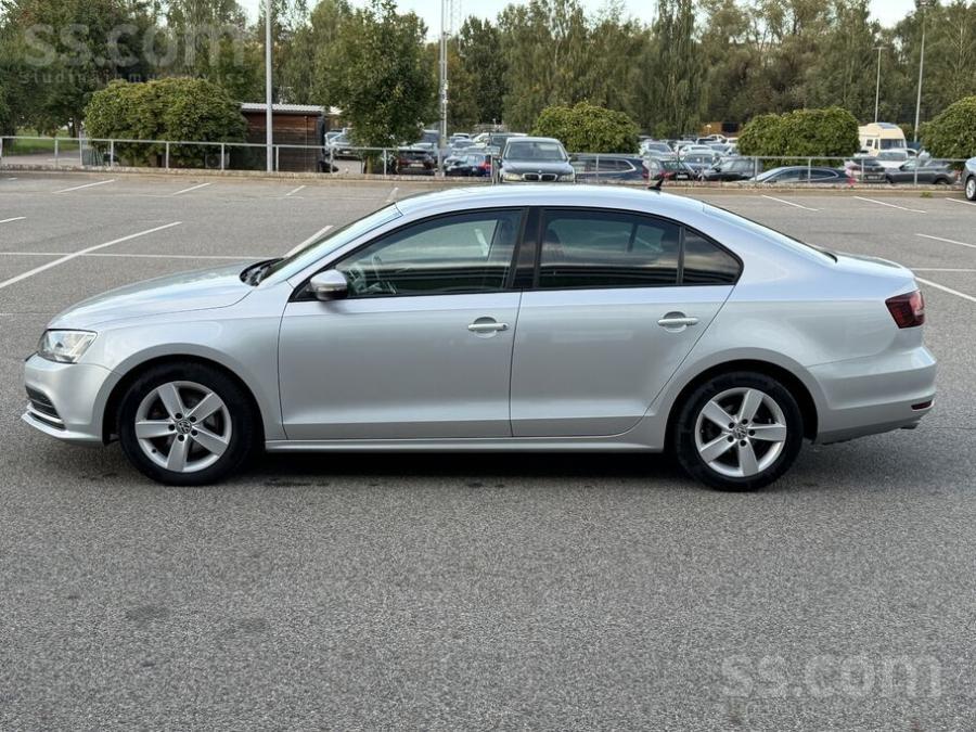 Grey Volkswagen Jetta 2015 in Riga, with an engine capacity of 1.40 L and mileage of 151 thousand km for 6500 €, photo 3 on AUTOMOTO.COM.LV