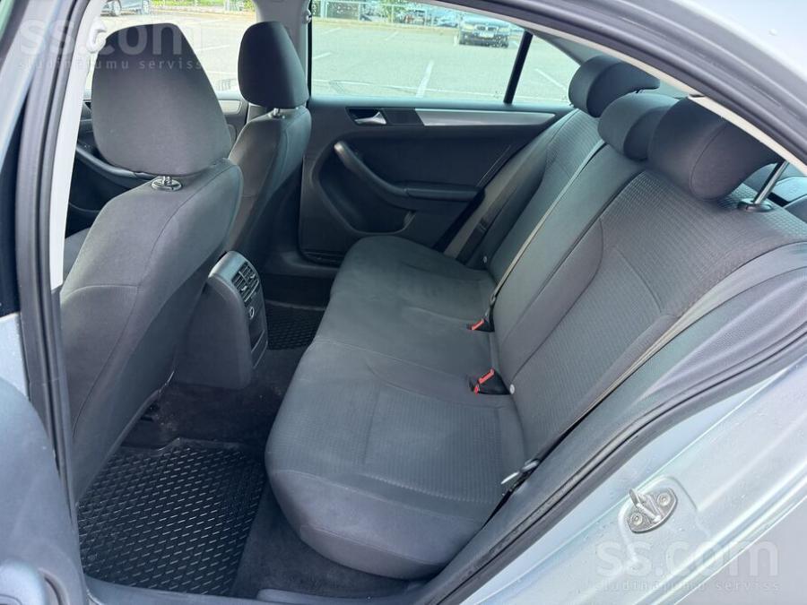 Grey Volkswagen Jetta 2015 in Riga, with an engine capacity of 1.40 L and mileage of 151 thousand km for 6500 €, photo 16 on AUTOMOTO.COM.LV